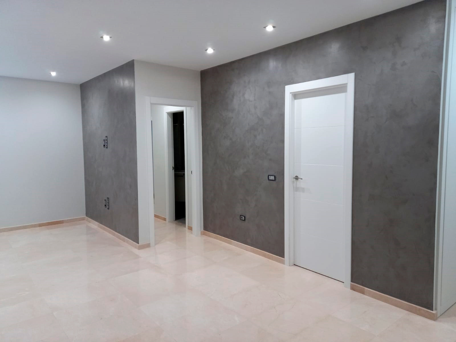 Reforma Integral con Pared de Microcemento – Construcciones Berna